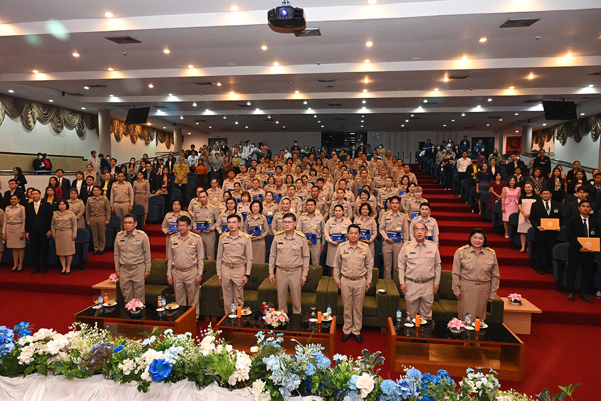 พิธีมอบเกียรติบัตรและเข็มเชิดชูเกียรติแก่ข้าราชการพลเรือนดีเด่นประจำปี 2565 - KMUTT