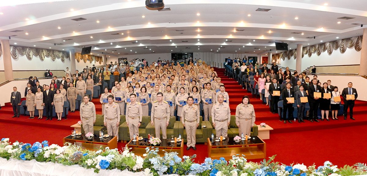 พิธีมอบเกียรติบัตรและเข็มเชิดชูเกียรติแก่ข้าราชการพลเรือนดีเด่นประจำปี 2565 - KMUTT