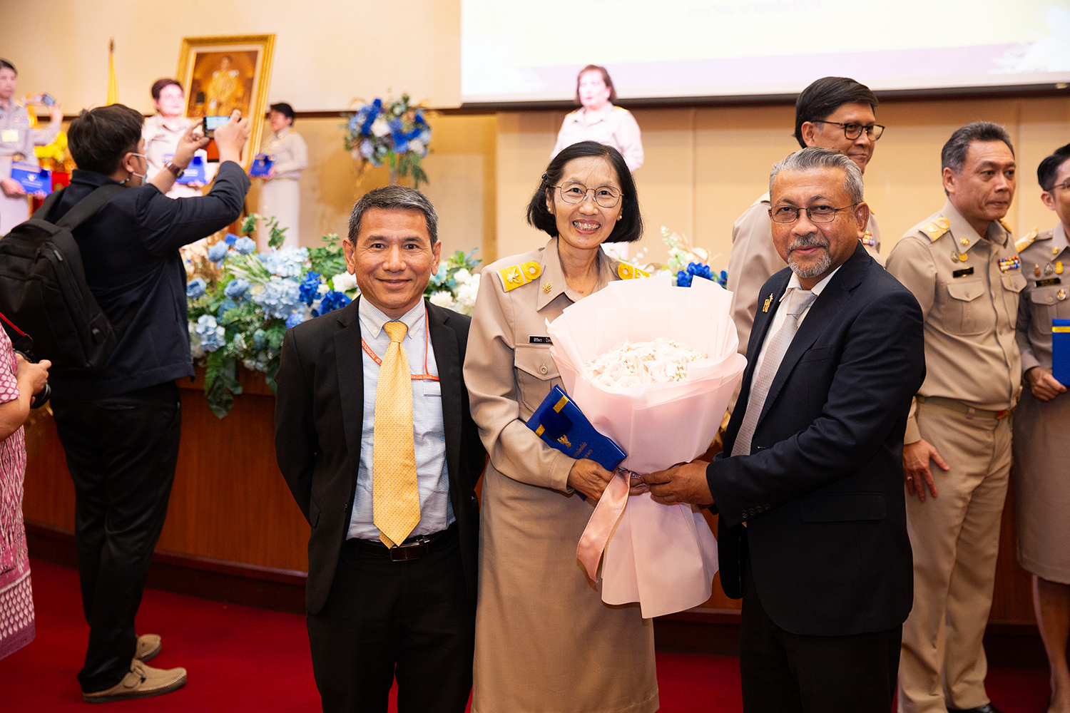 อาจารย์ มจธ. รับมอบเกียรติบัตรและเข็มเชิดชูเกียรติข้าราชการพลเรือนดีเด่น ประจำปี 2566 - KMUTT